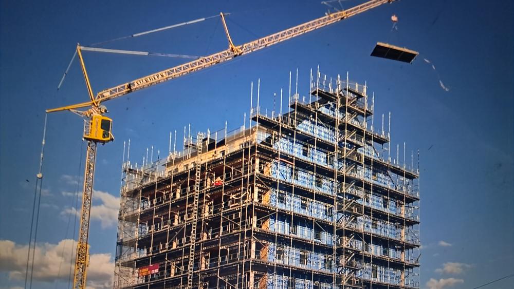 Milstolpe i Malmöbygget: Solcellstaket installeras | ETC Bygg
