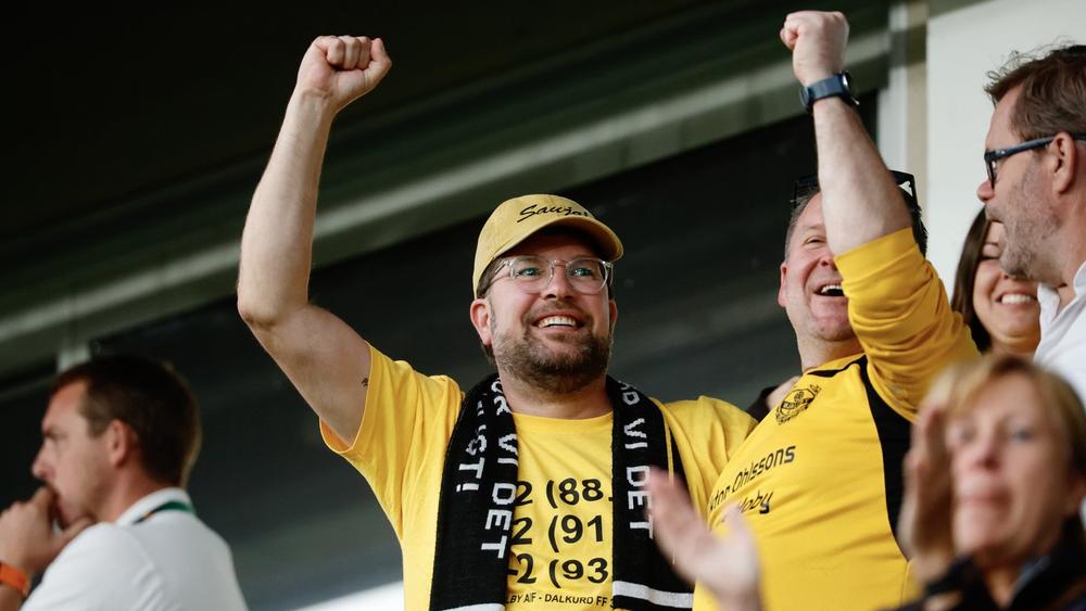 Åkesson firade Mjällbys guld i klacken: ”Får eko i hela världen ...