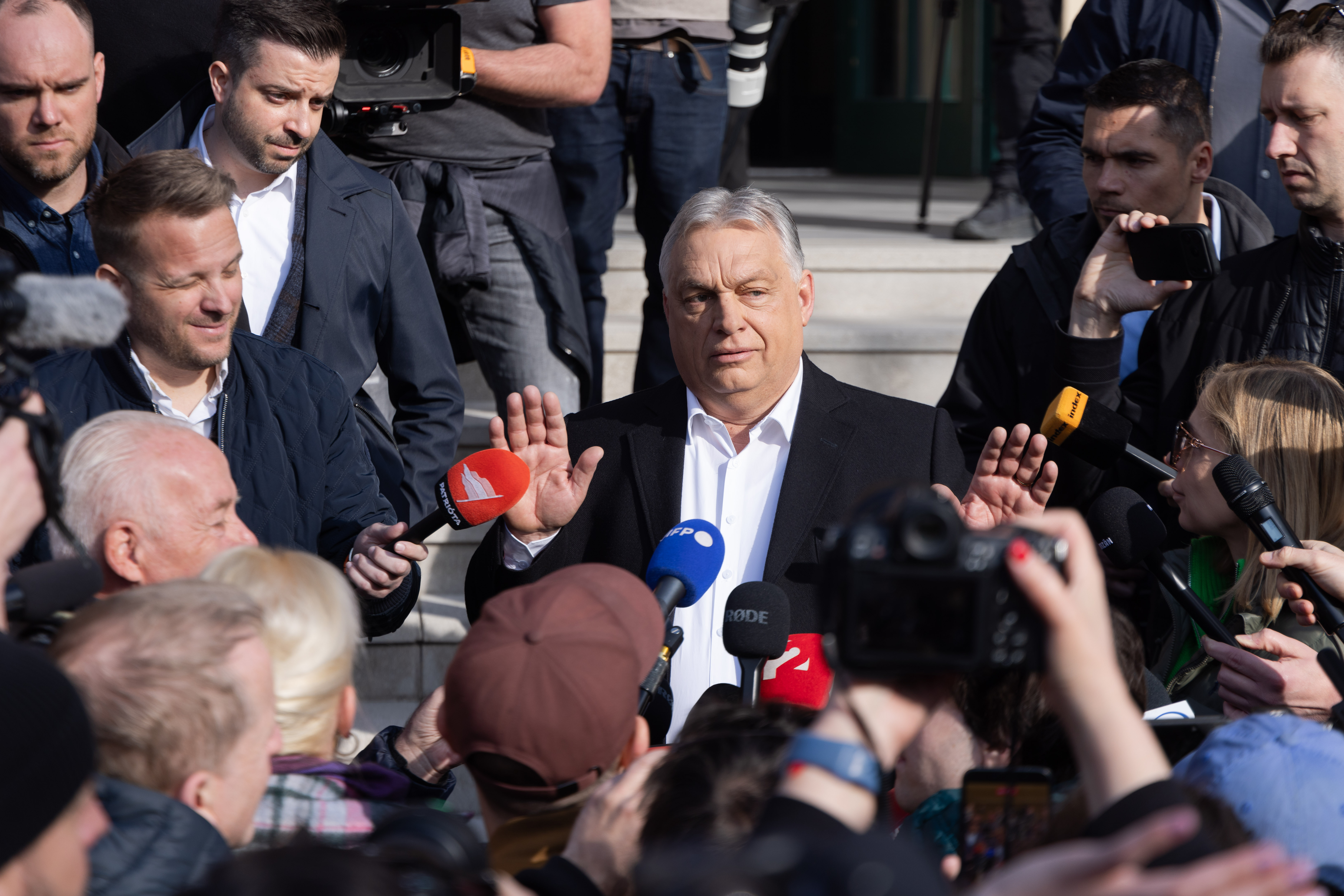 Orbán har röstat – möttes av demonstranter | Dagens ETC