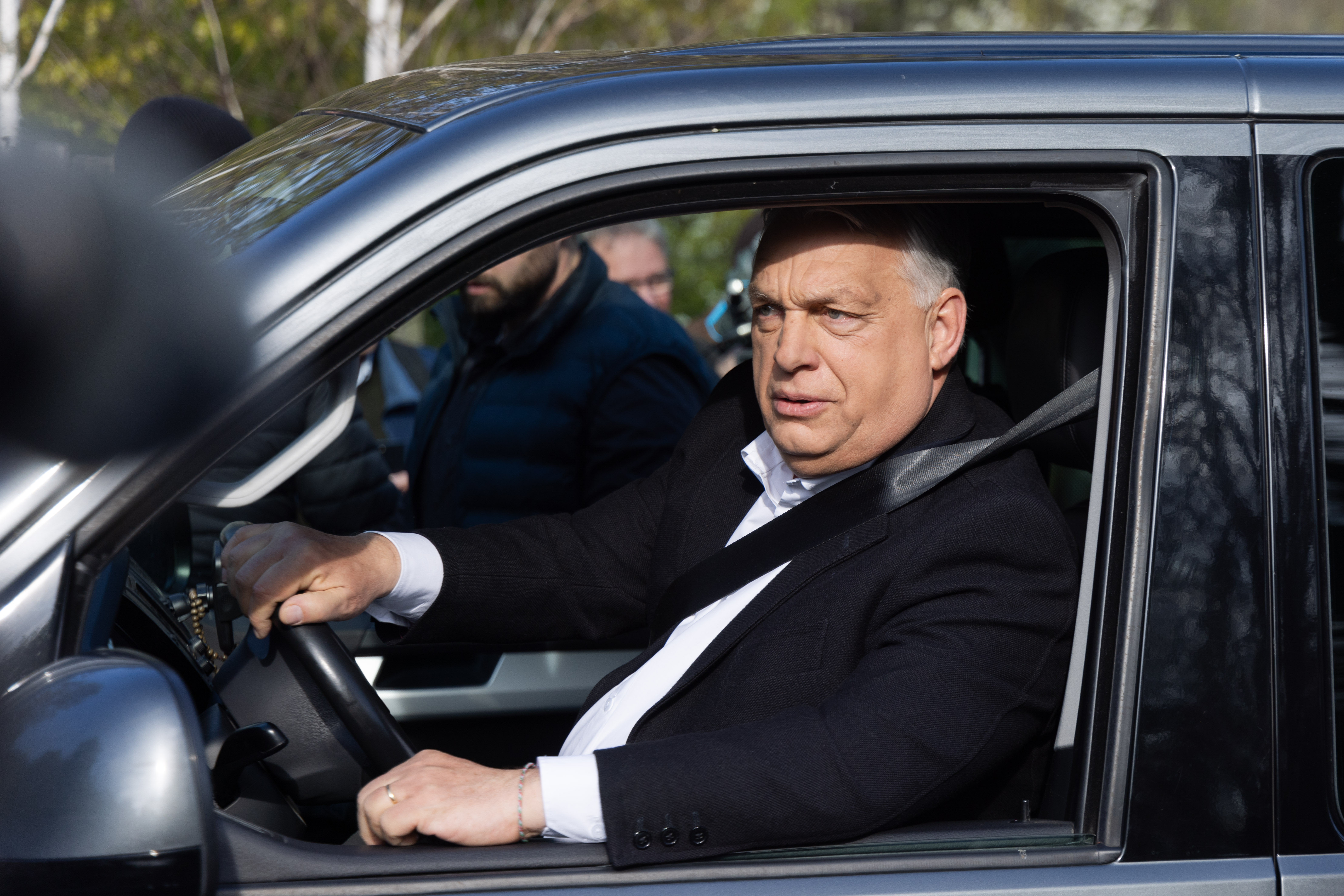 Orbán har röstat – möttes av demonstranter | Dagens ETC